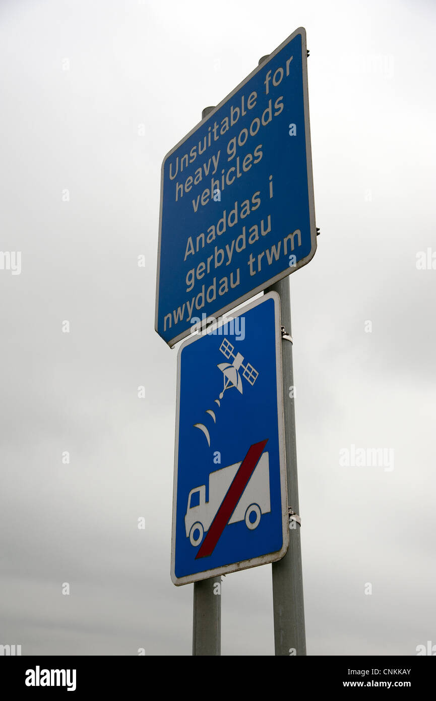 Unsuitable heavy goods vehicles sign hi-res stock photography and ...