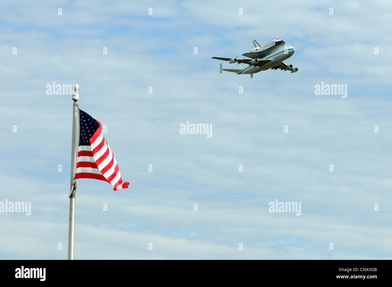 Space shuttle Discovery flies over Washington, D.C. on it's way to the ...