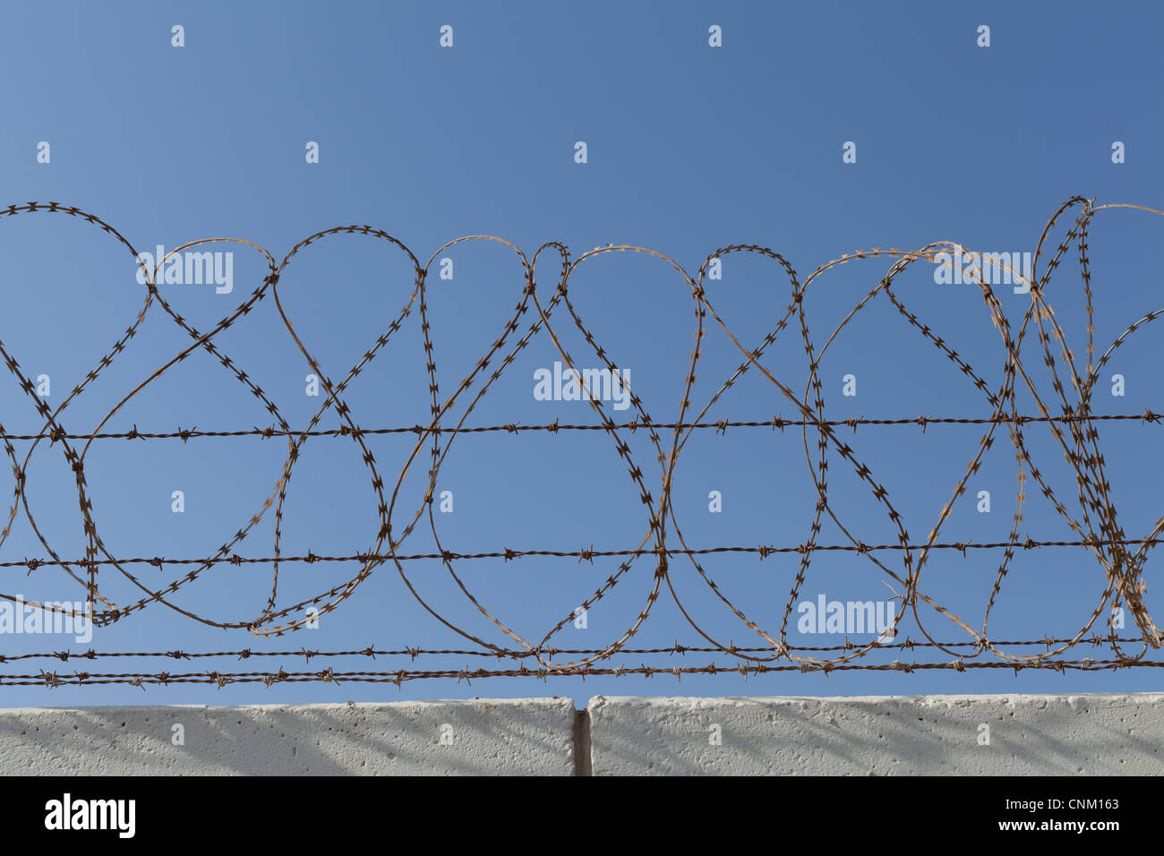 Razor wire warning hi-res stock photography and images - Alamy
