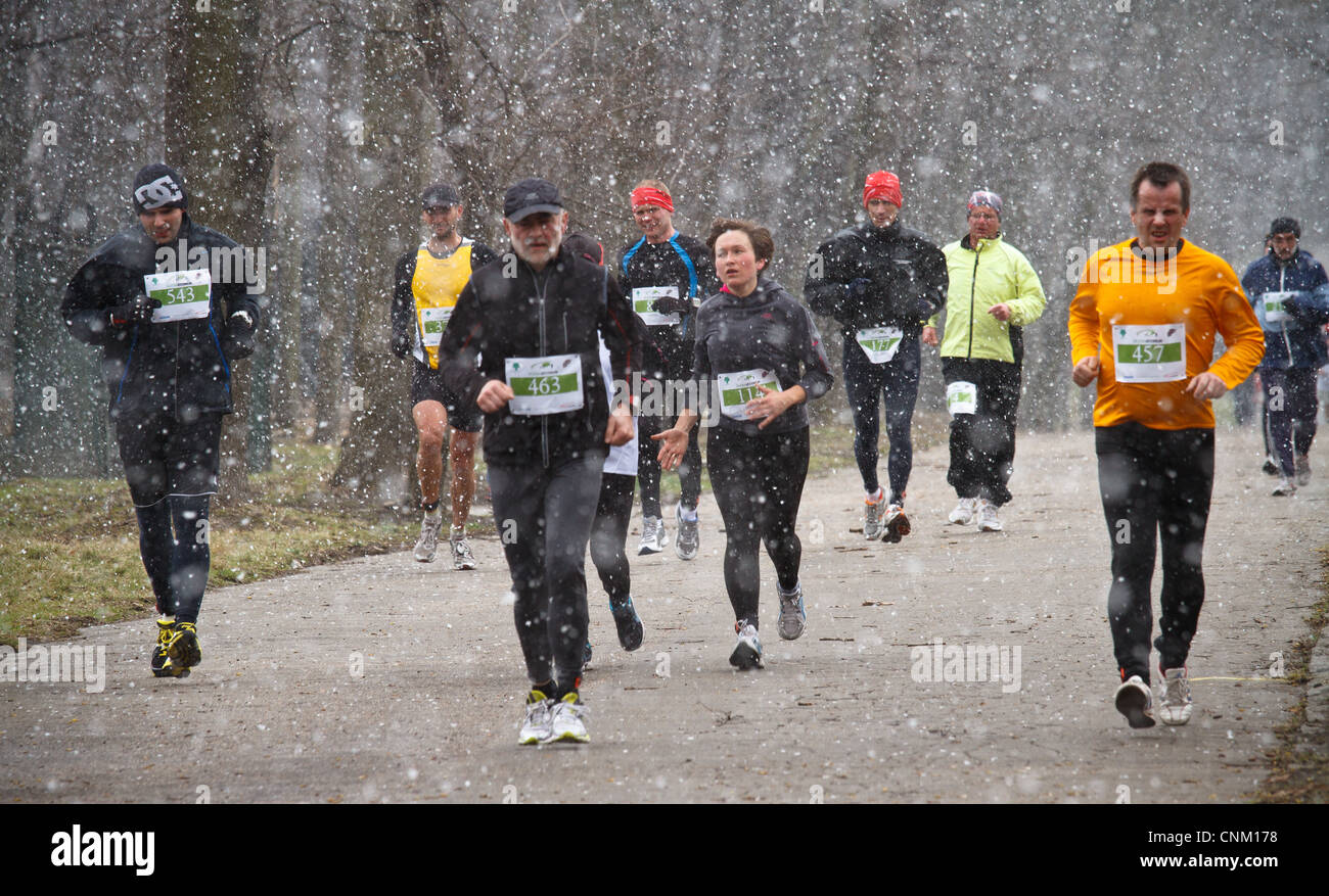 Run winter group hi-res stock photography and images - Alamy