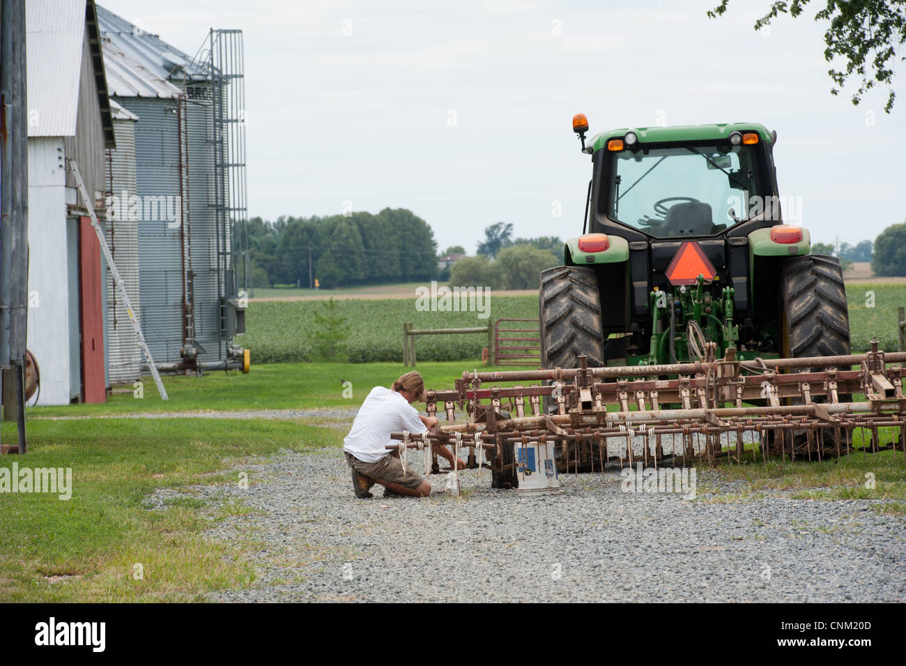 Man fixing tractor hi-res stock photography and images - Alamy