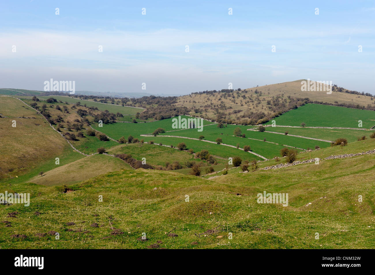 fields and countryside of the derbyshire peak district england uk Stock ...