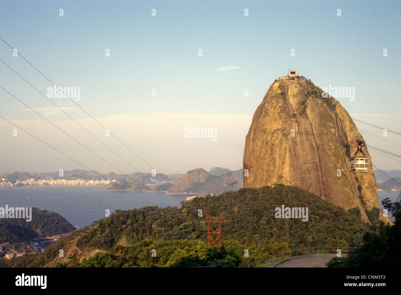 Cable cars at sugarloaf mountain hi-res stock photography and images ...