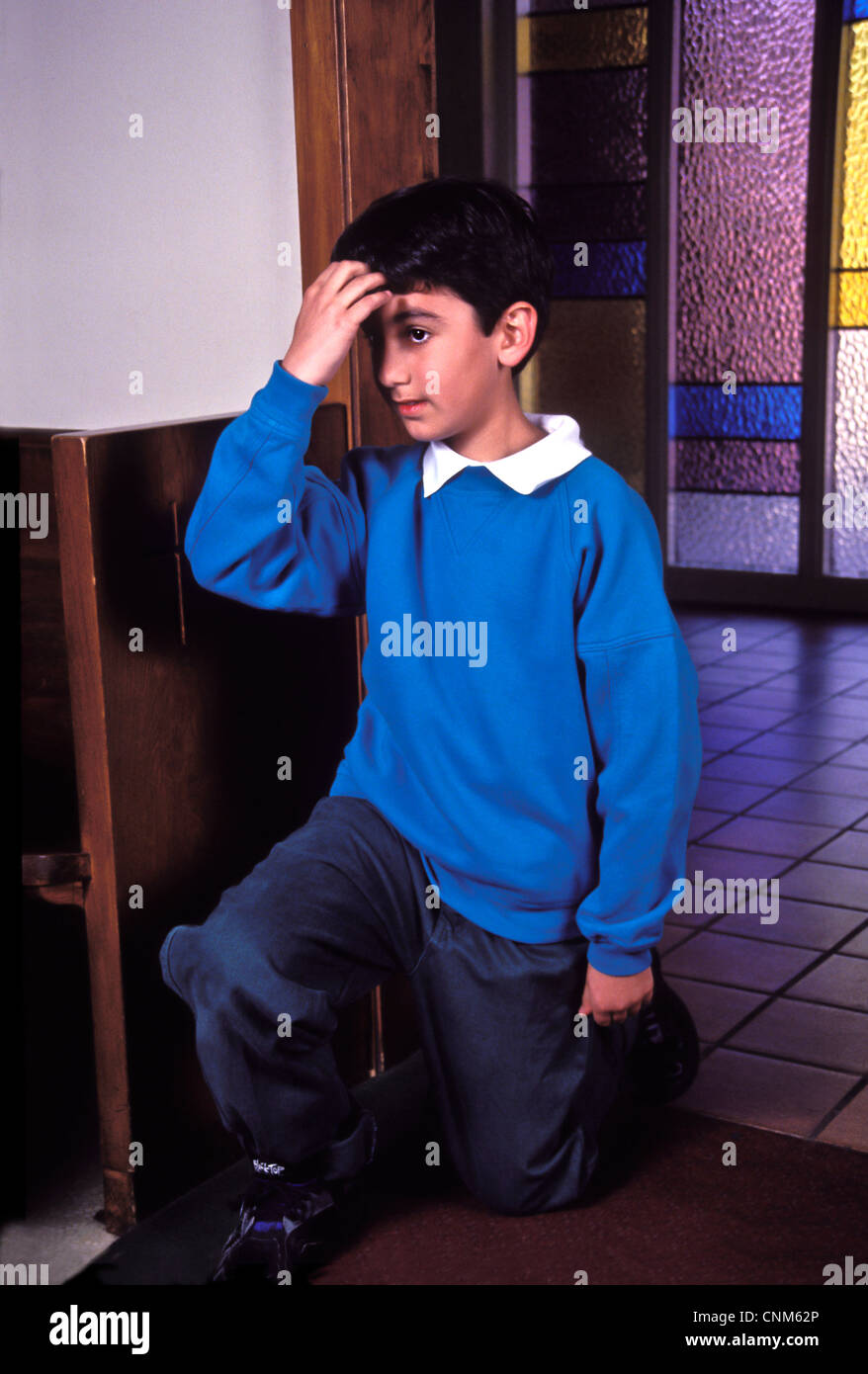 Child kneeling church hi-res stock photography and images - Alamy