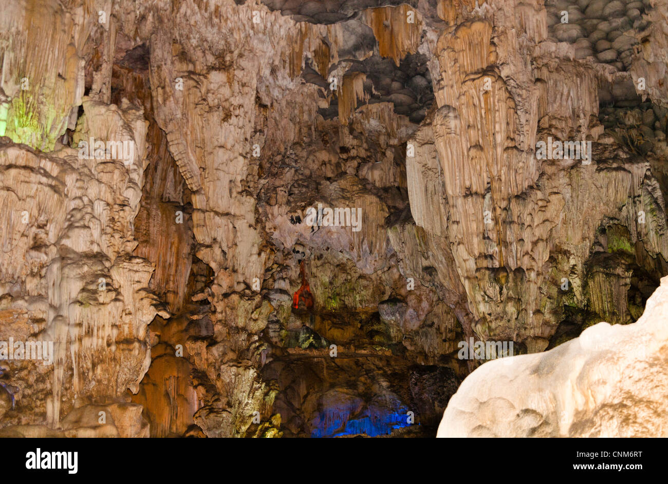 Inside Dong Thien Cung Cave, Dau Go island, Halong Bay, Vietnam Stock ...