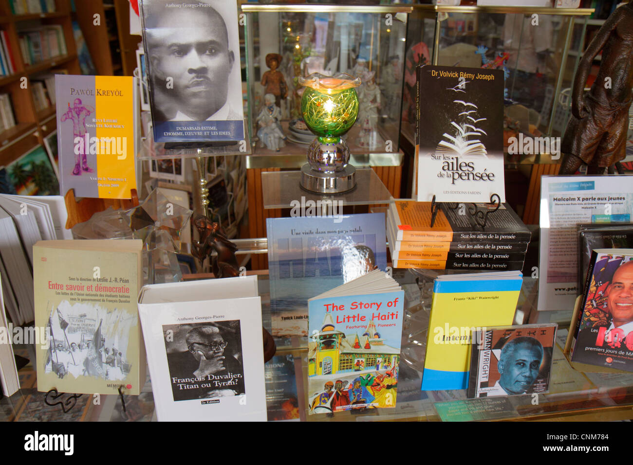 Community libreri mapou book store hi-res stock photography and images ...