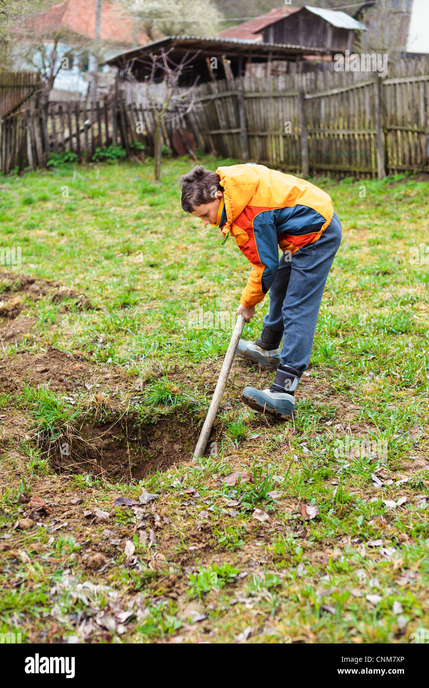 Child digging hole hi-res stock photography and images - Alamy