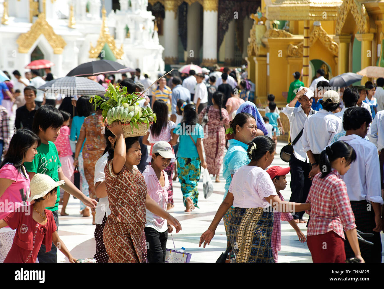 Crowds shwedagon pagoda yangon hi-res stock photography and images - Alamy