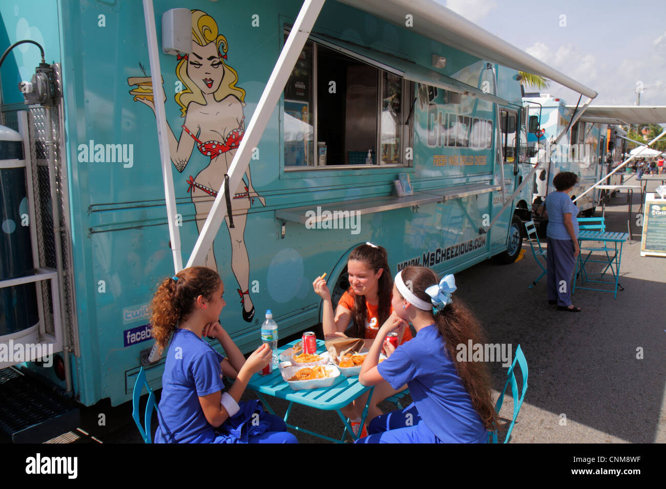 Food truck festival teenagers hi-res stock photography and images - Alamy