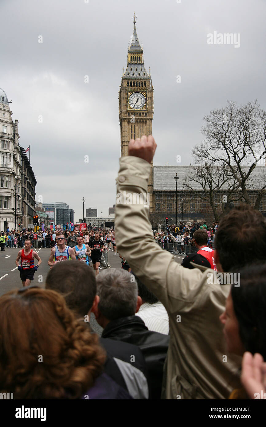 Big ben london marathon crowds hi-res stock photography and images - Alamy