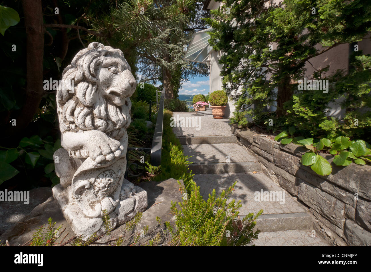 Frontyard statue hi-res stock photography and images - Alamy