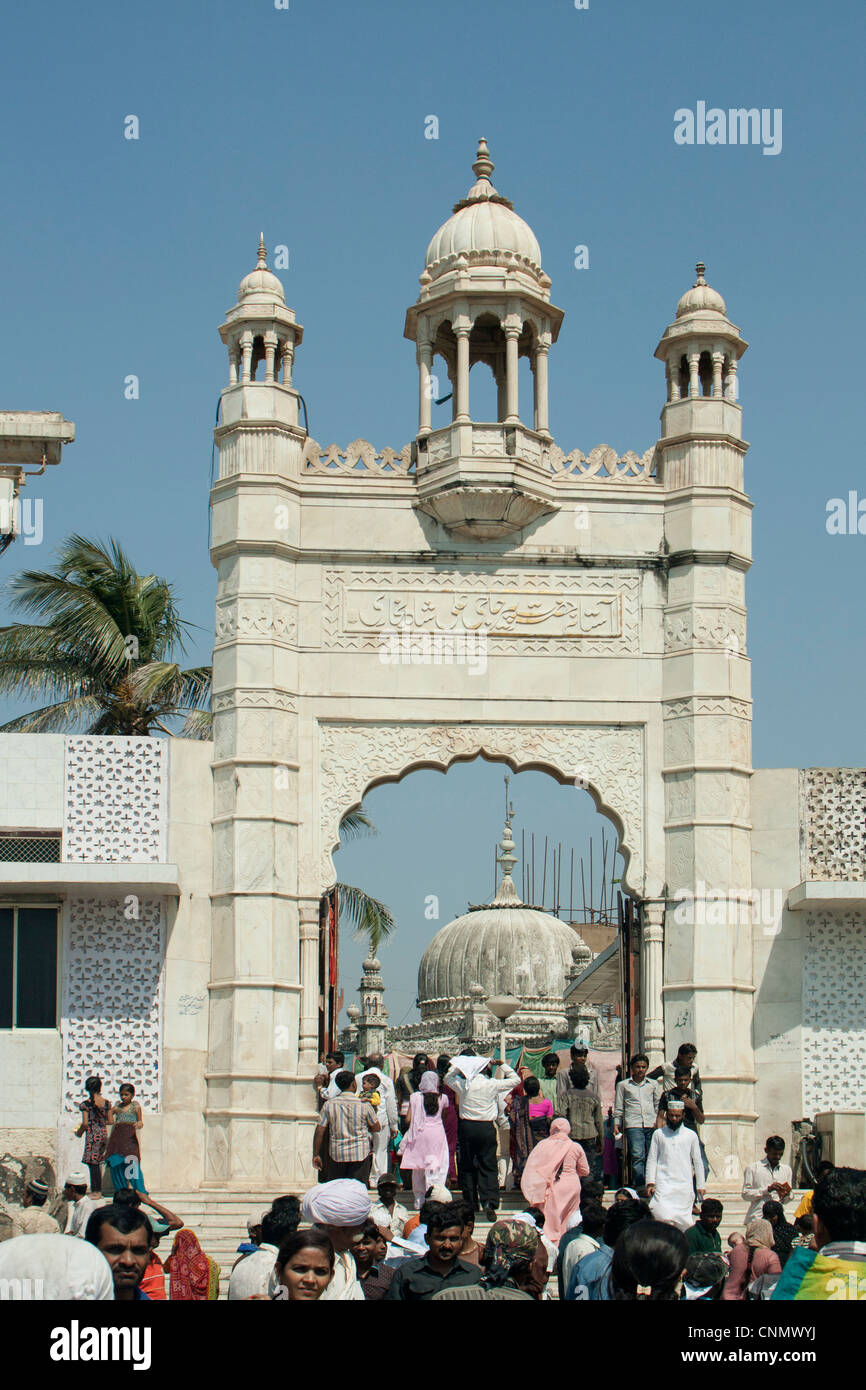 Haji Ali Dargah, pilgrims, India, Islamic shrine Stock Photo - Alamy