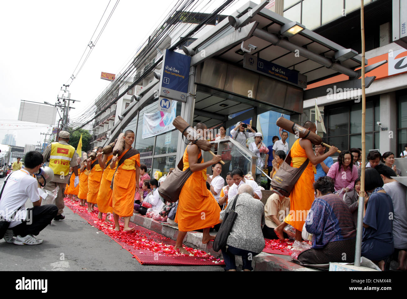Walking on rose petals hi-res stock photography and images - Alamy
