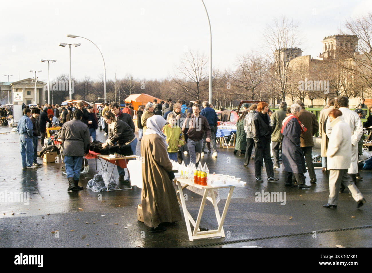 The Berlin Wall at the Brandenburg Gate in 1990 - Pariser Platz ...