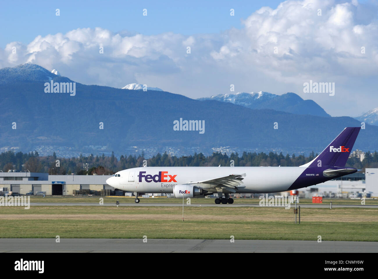 Fedex plane hi-res stock photography and images - Alamy