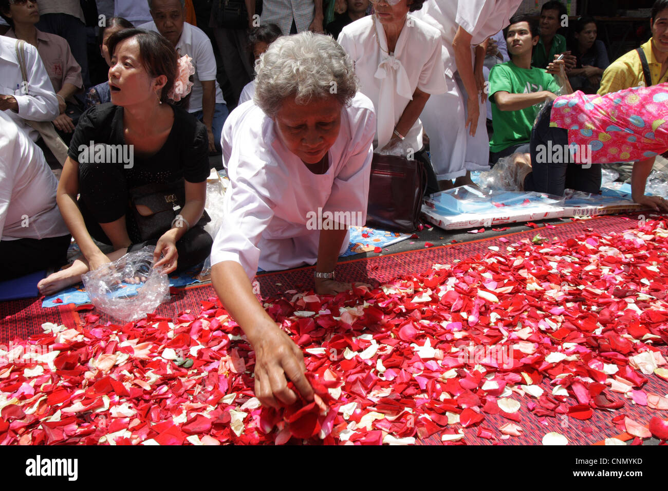 Devotees preparing rose petals for Thai Buddhist monks in Bangkok Stock ...