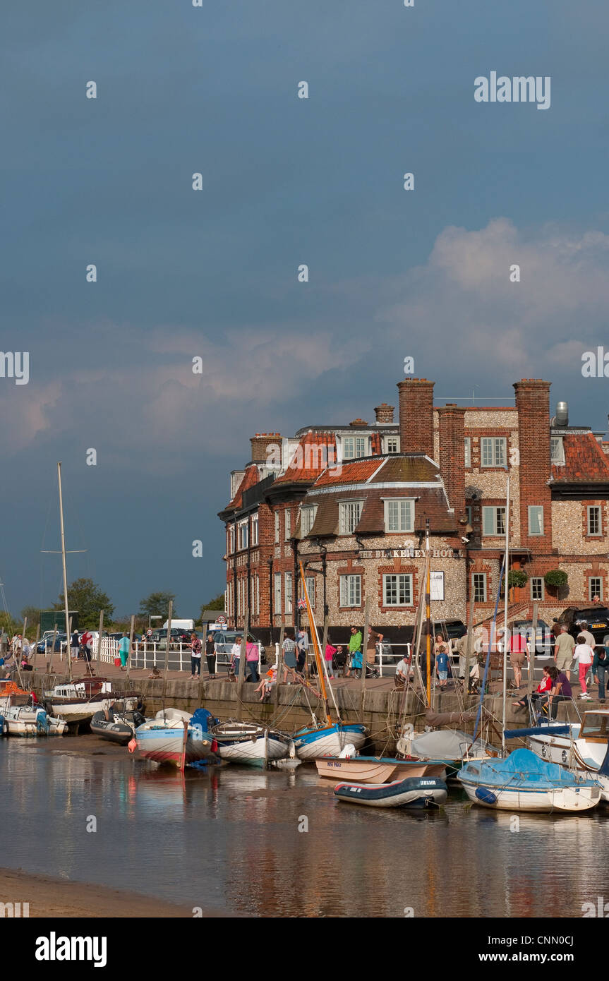 Holidaymakers and boats at Blakeney, Norfolk, East Anglia, England ...