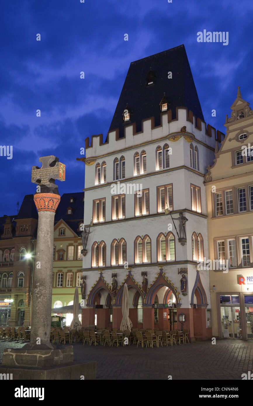 Market cross and restaurant illuminated at night, Steipe, Trier ...