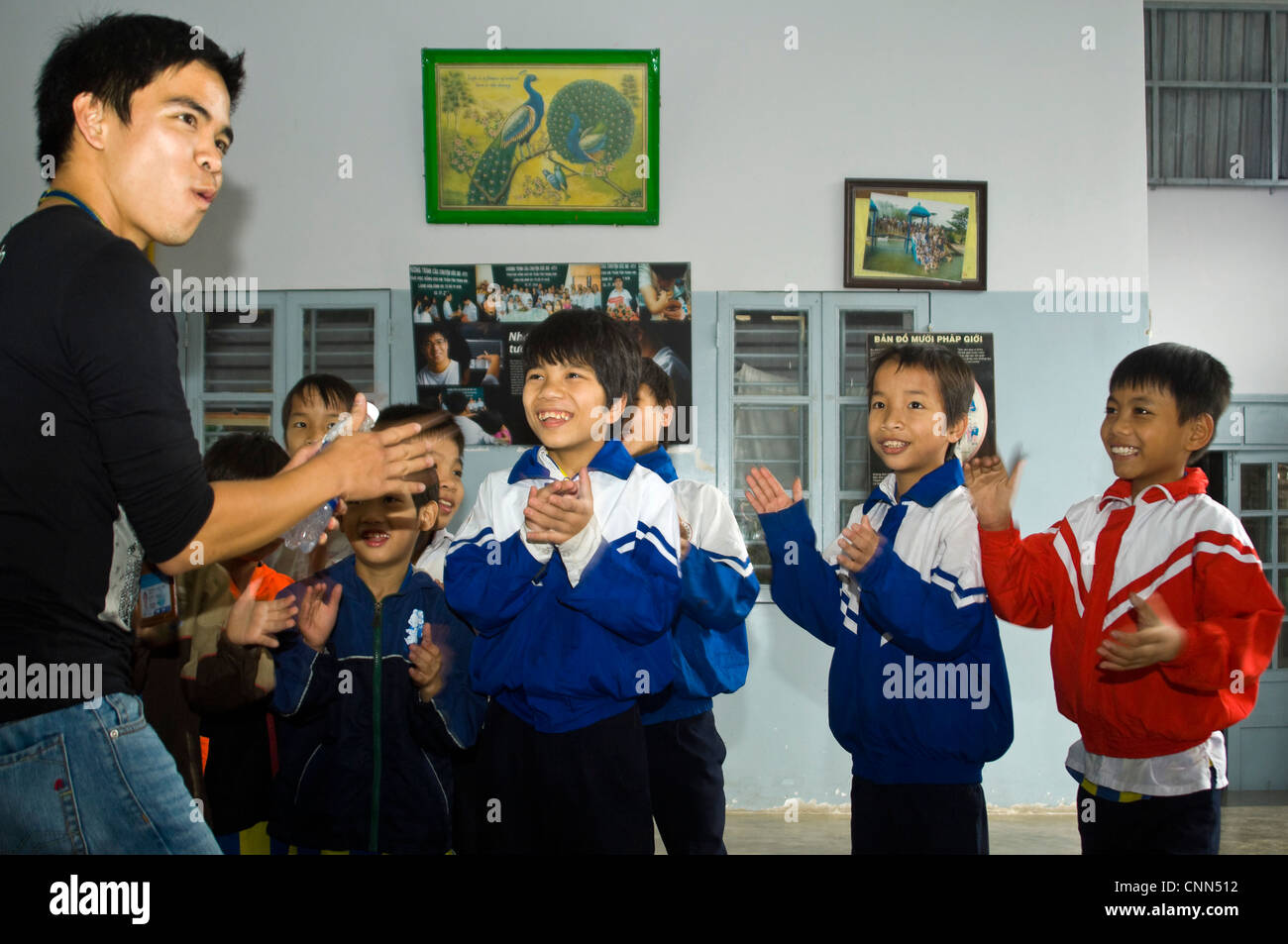 Vietnamese children performing hi-res stock photography and images - Alamy