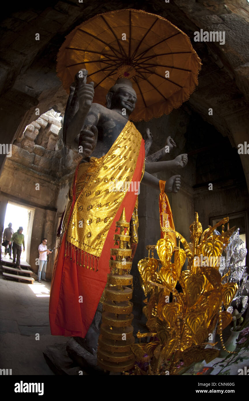 Standing deity with umbrella in Khmer temple, Angkor Wat, Siem Riep ...