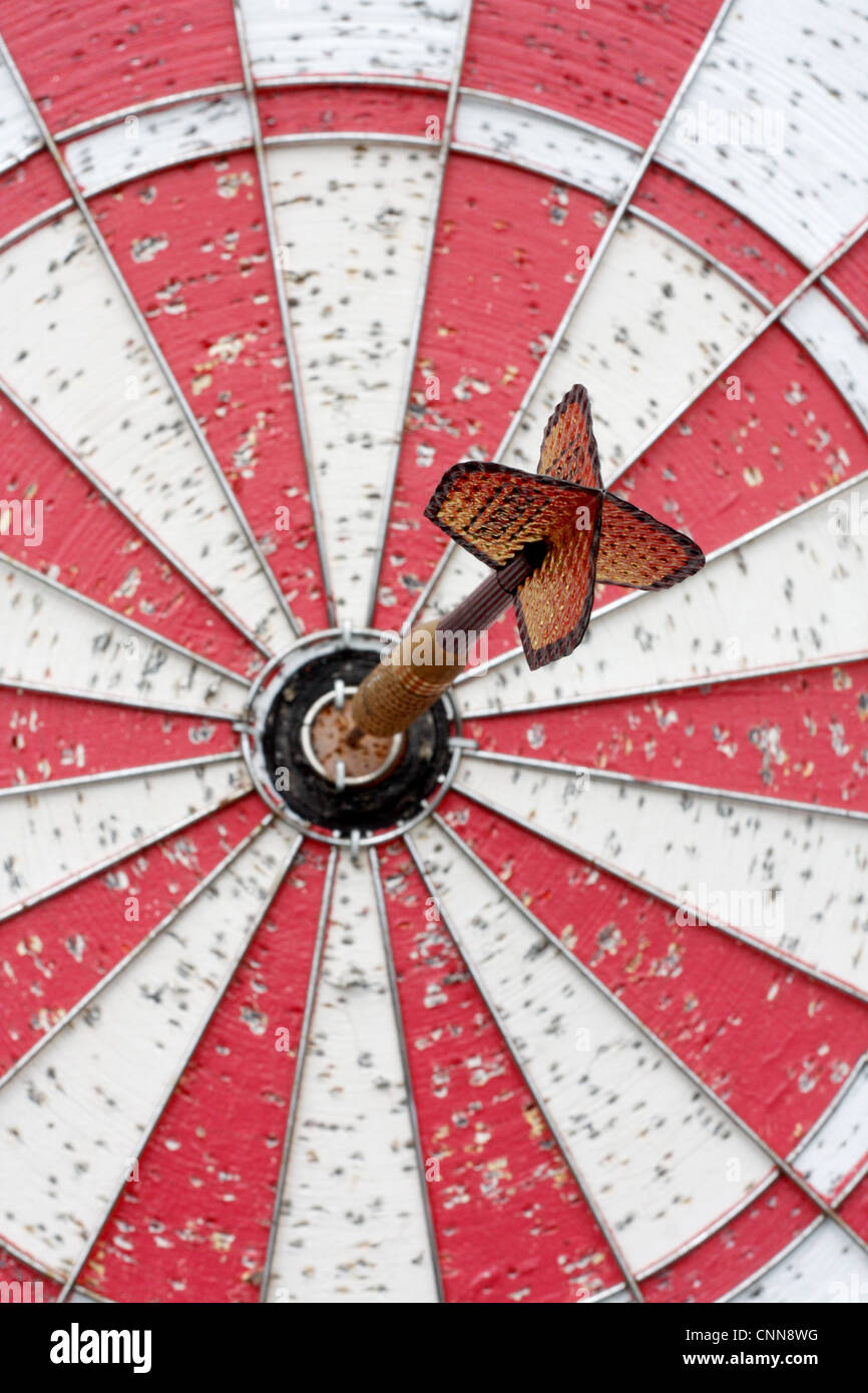 Arrow on target Stock Photo - Alamy