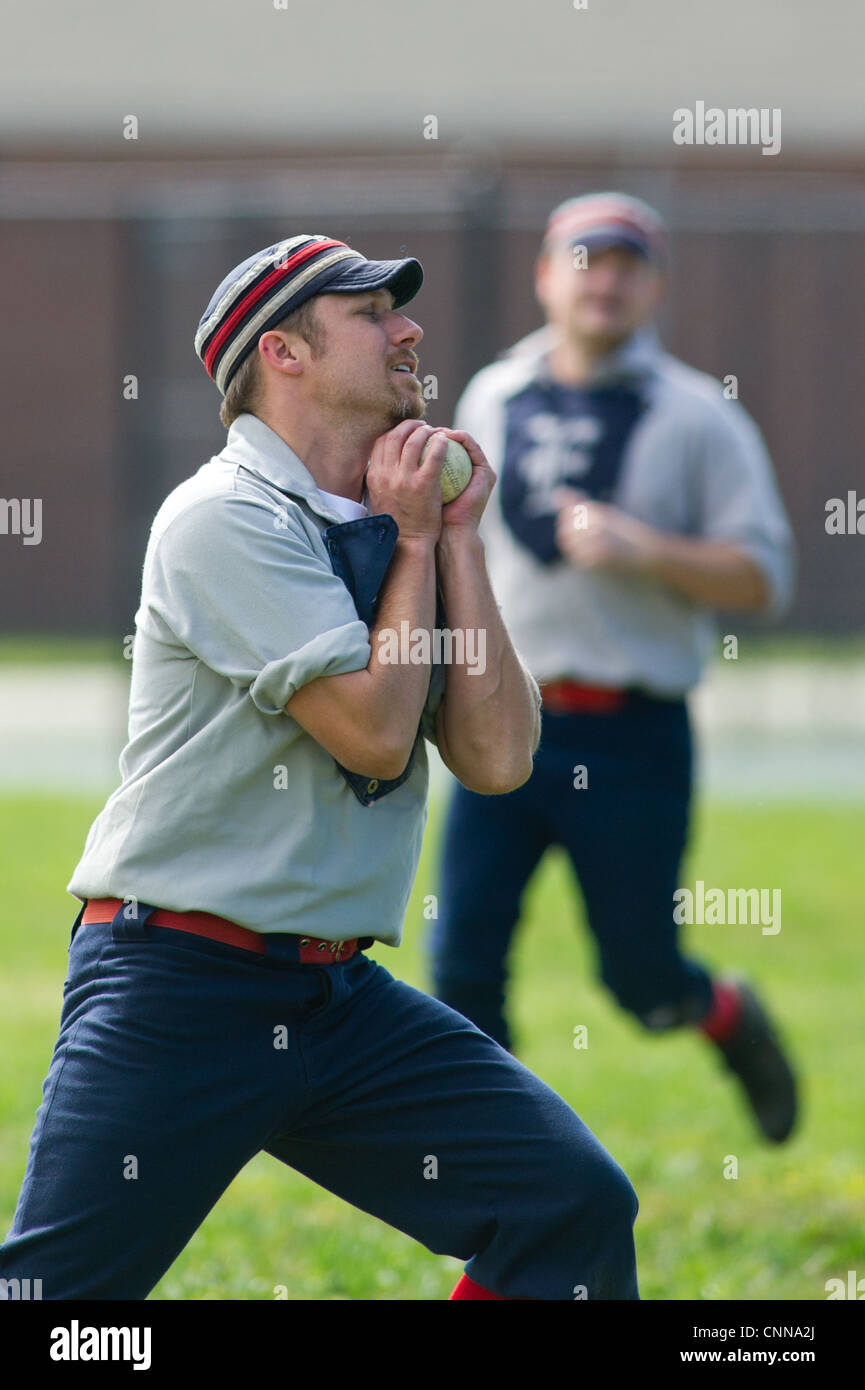 Outfielder catching hi-res stock photography and images - Alamy