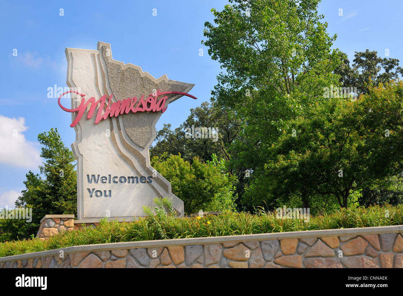 Minnesota state welcome sign on interstate 35 from Iowa Stock Photo - Alamy