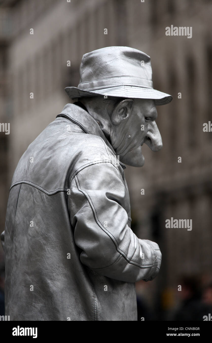 Living statue silver man hi-res stock photography and images - Alamy