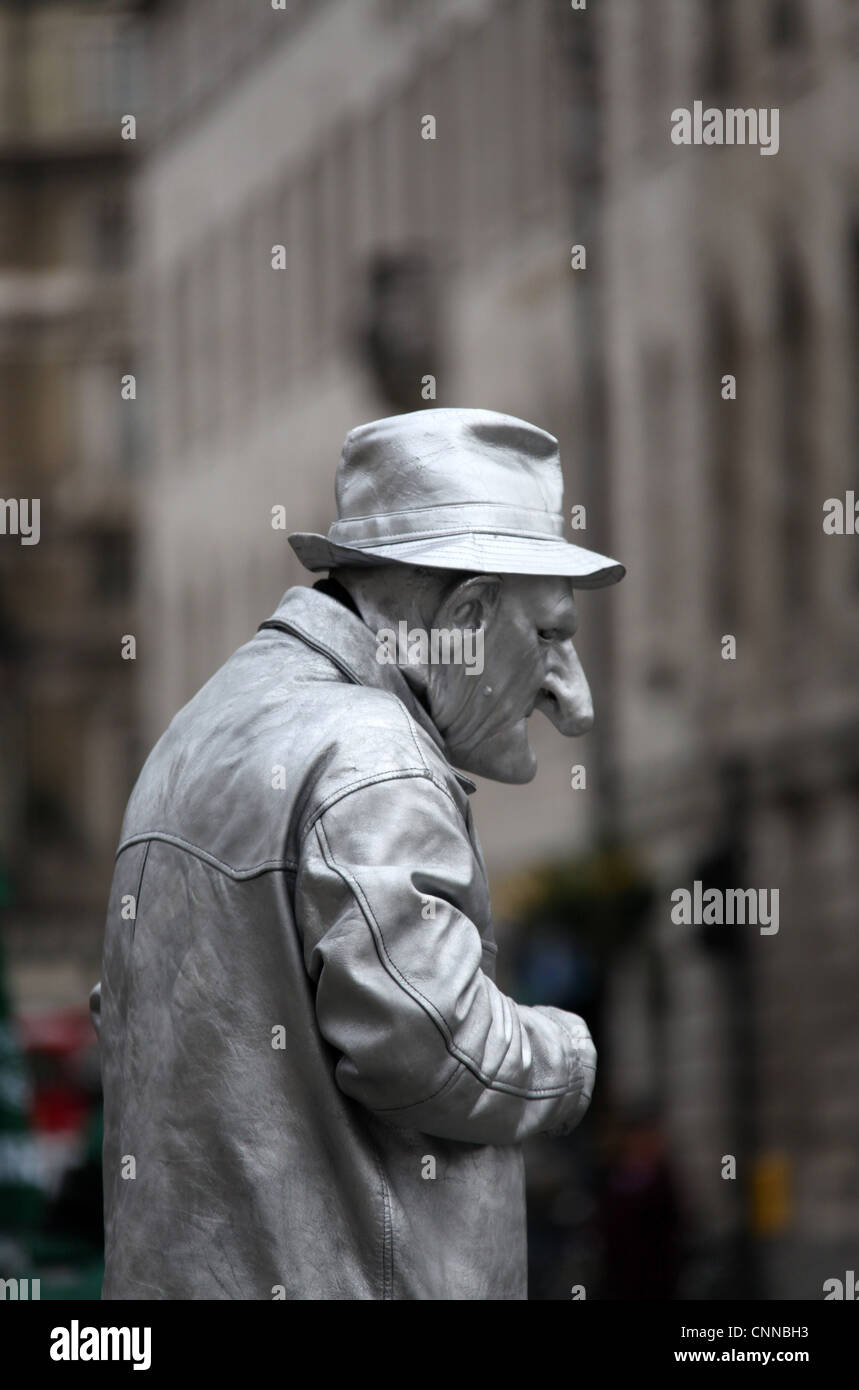 Living statue silver man hi-res stock photography and images - Alamy