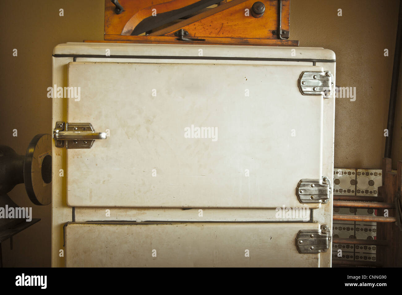 Old refrigerator hi-res stock photography and images - Alamy