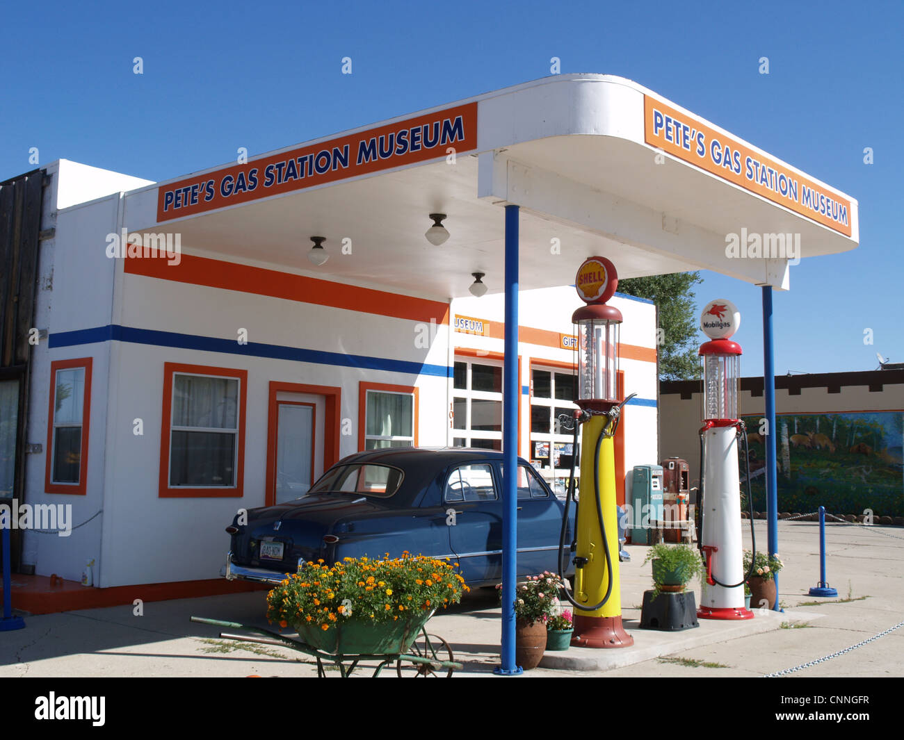 Red white and blue gas station sign hi-res stock photography and images ...