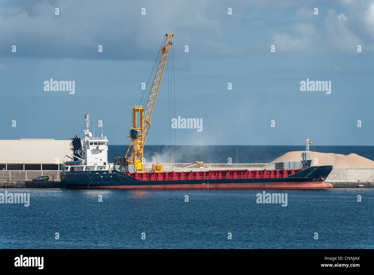 Bulk loading hi-res stock photography and images - Alamy
