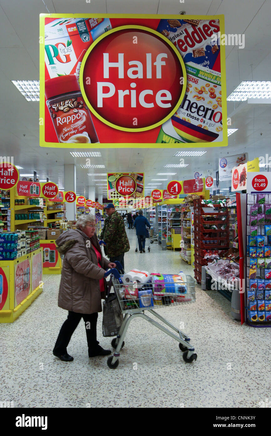 TESCO SUPERMARKET IN BALDOCK HERTFORDSHIRE Stock Photo - Alamy