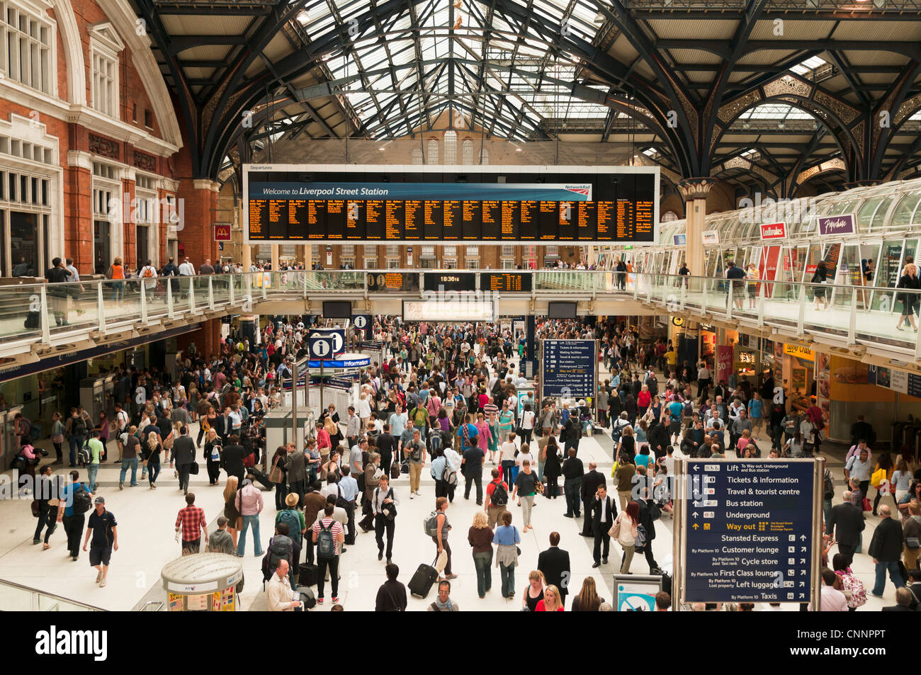 Liverpool Street station concourse during evening rush hour,London ...