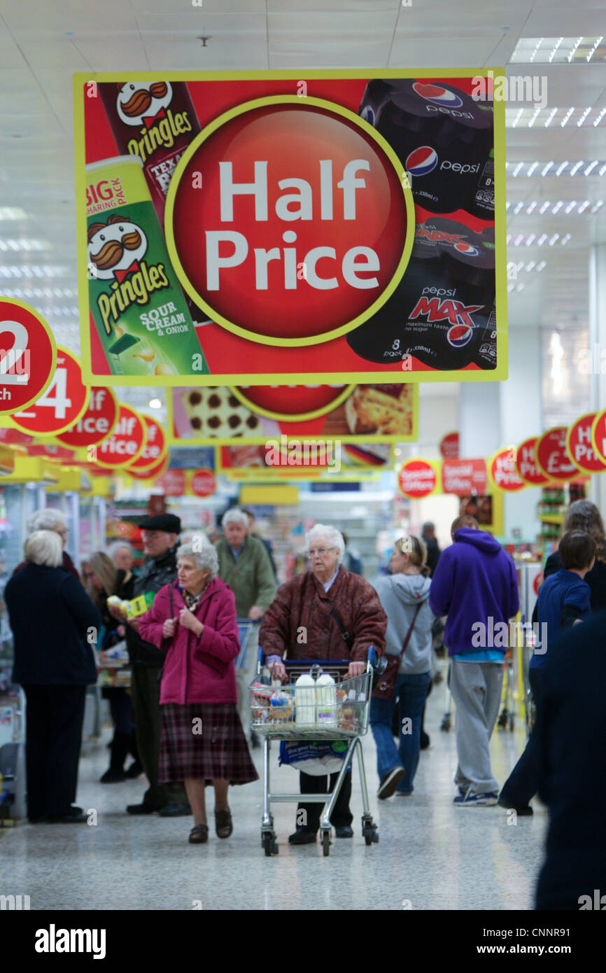 TESCO SUPERMARKET IN BALDOCK HERTFORDSHIRE Stock Photo - Alamy