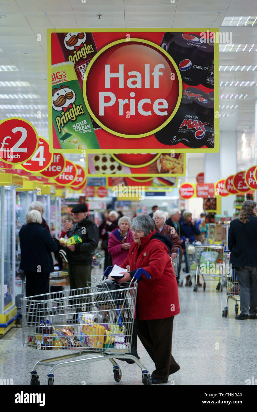 TESCO SUPERMARKET IN BALDOCK HERTFORDSHIRE Stock Photo - Alamy
