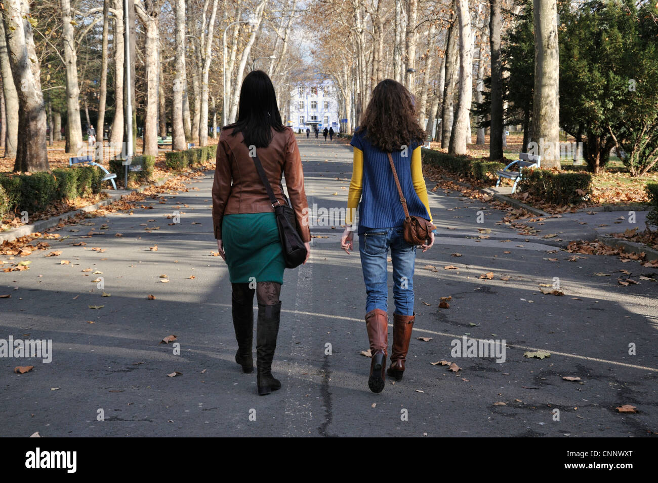 Female friends walking back view hi-res stock photography and images ...