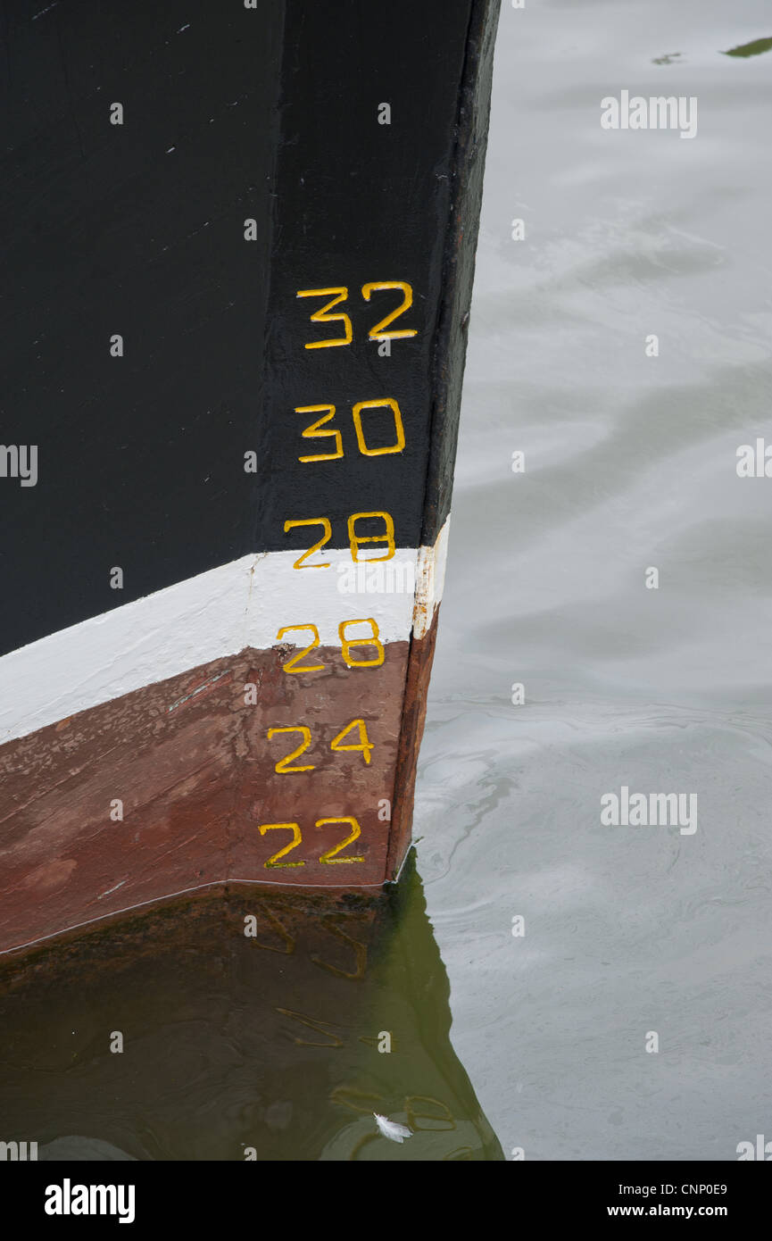 Plimsoll line hi-res stock photography and images - Alamy