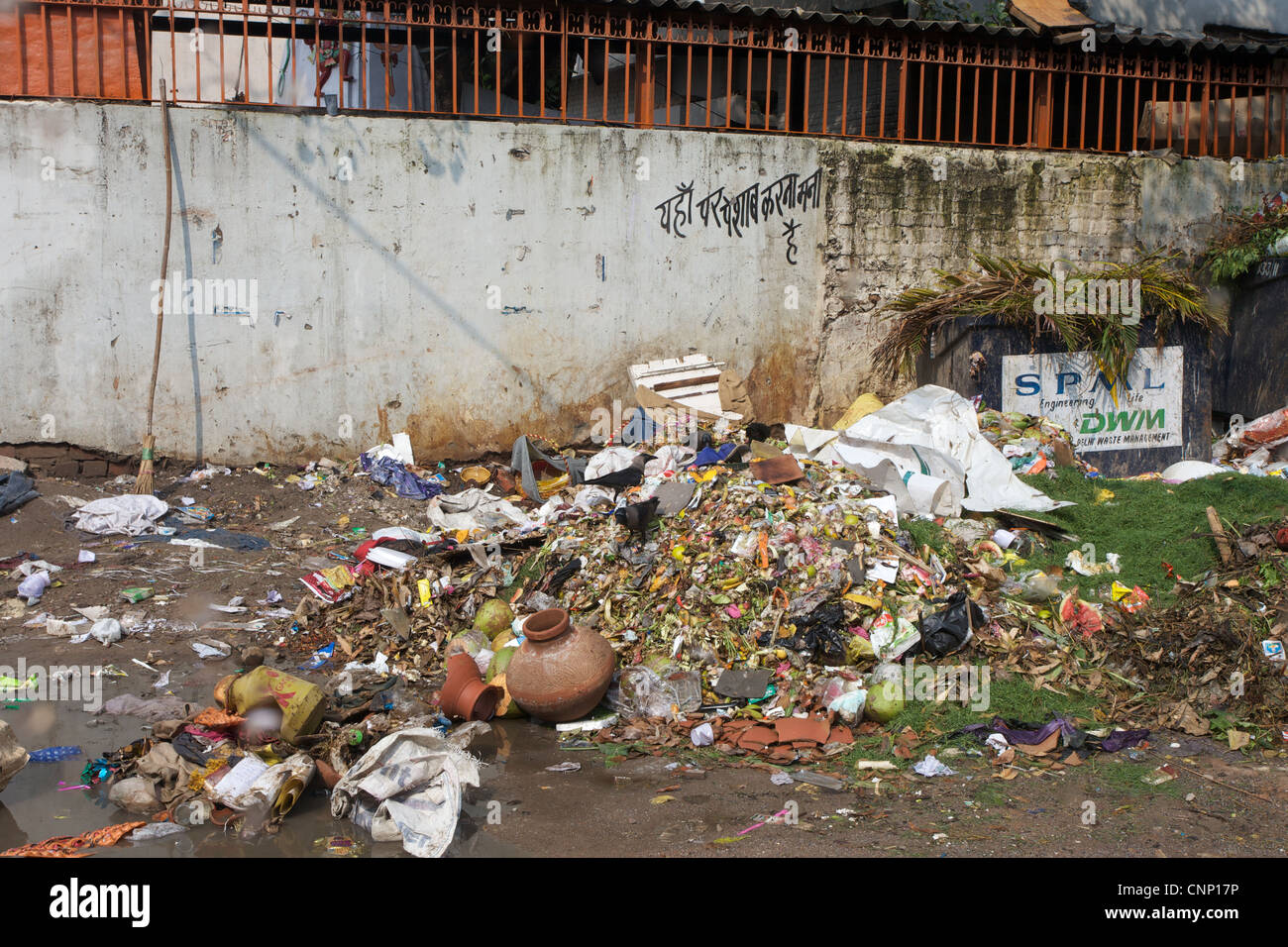 Messy streets india hi-res stock photography and images - Alamy