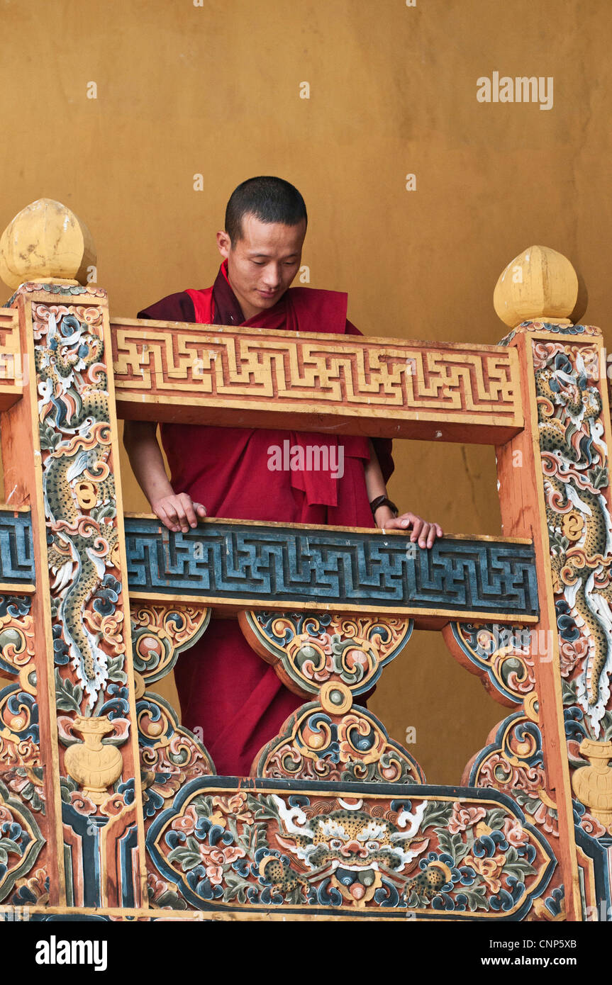 Monk inside punakha dzong hi-res stock photography and images - Alamy