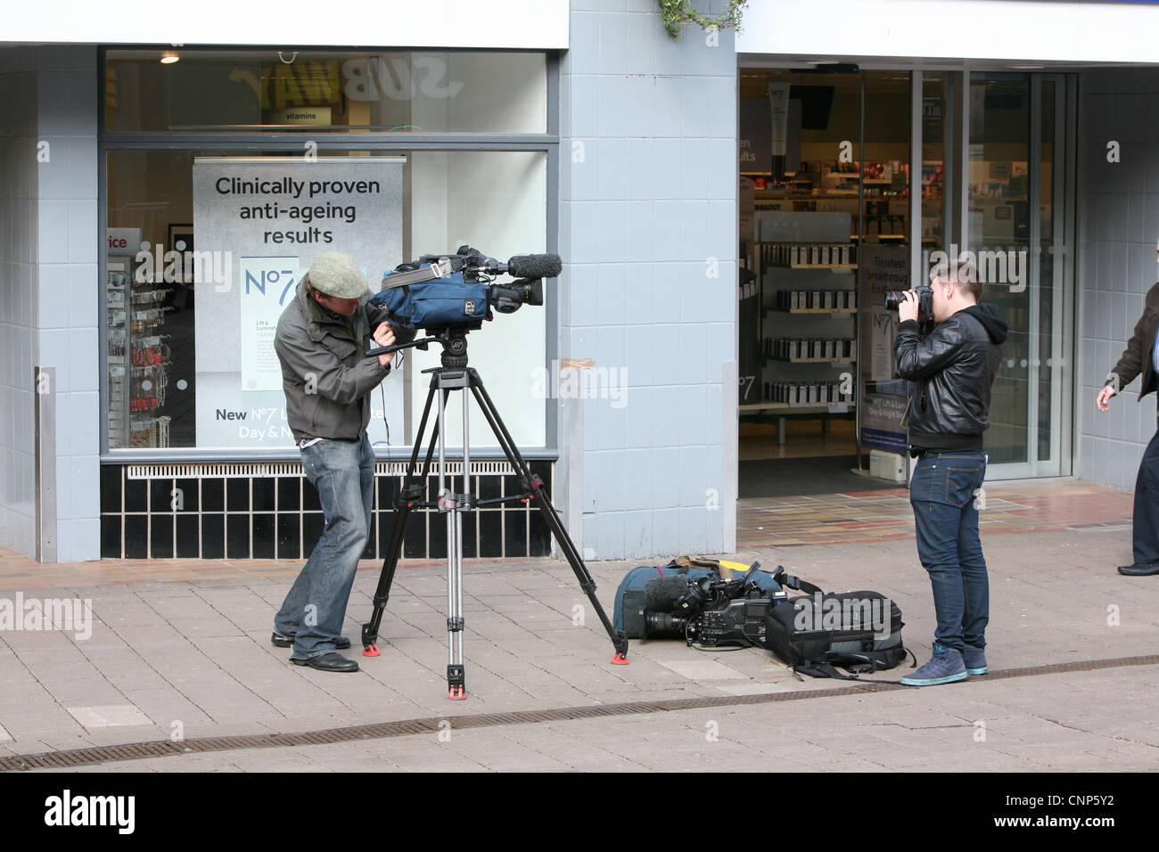 Tv news crew hi-res stock photography and images - Alamy