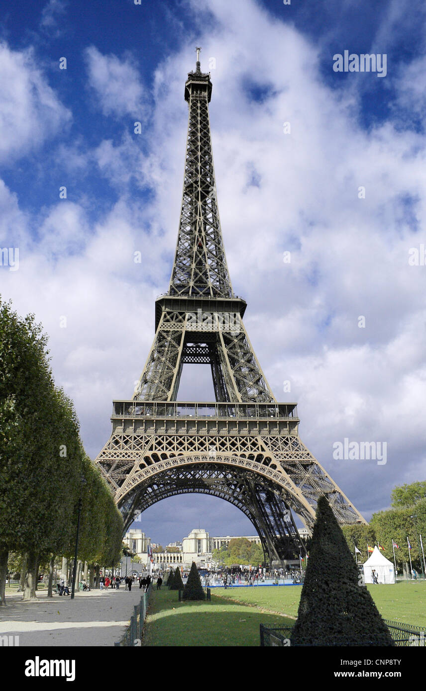 Eiffel tower paris day hi-res stock photography and images - Alamy