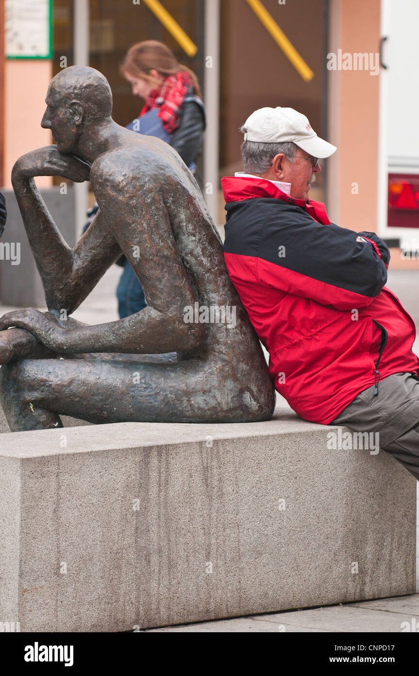Statue man sitting on bench hi-res stock photography and images - Alamy