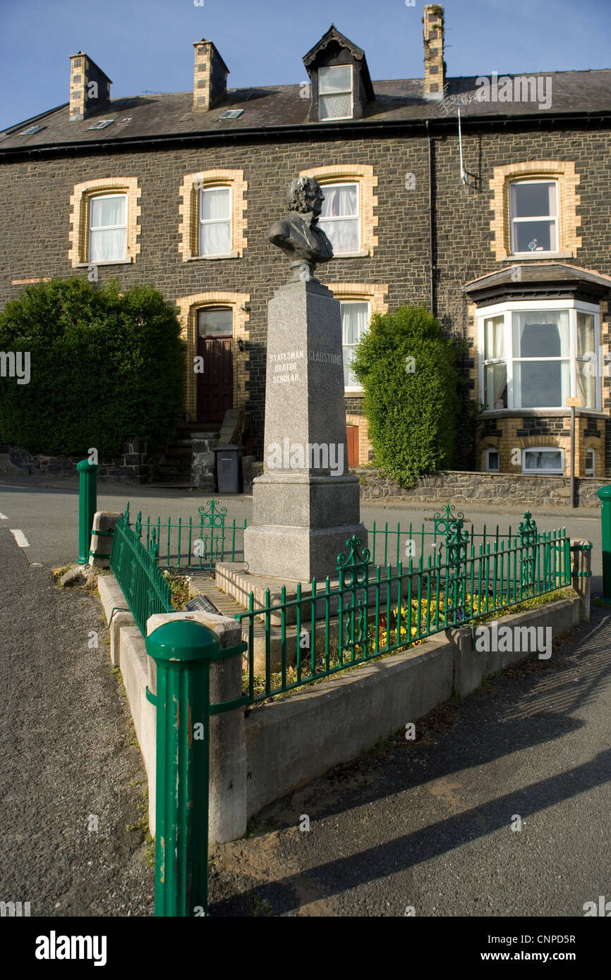 Statue of Gladstone in Penmaenmawr in North Wales Stock Photo - Alamy