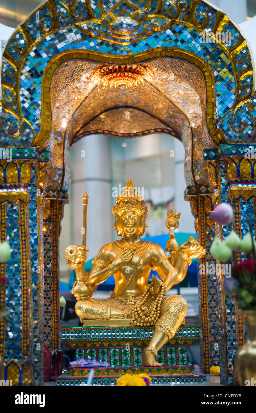 erawan shrine bangkok thailand Stock Photo - Alamy