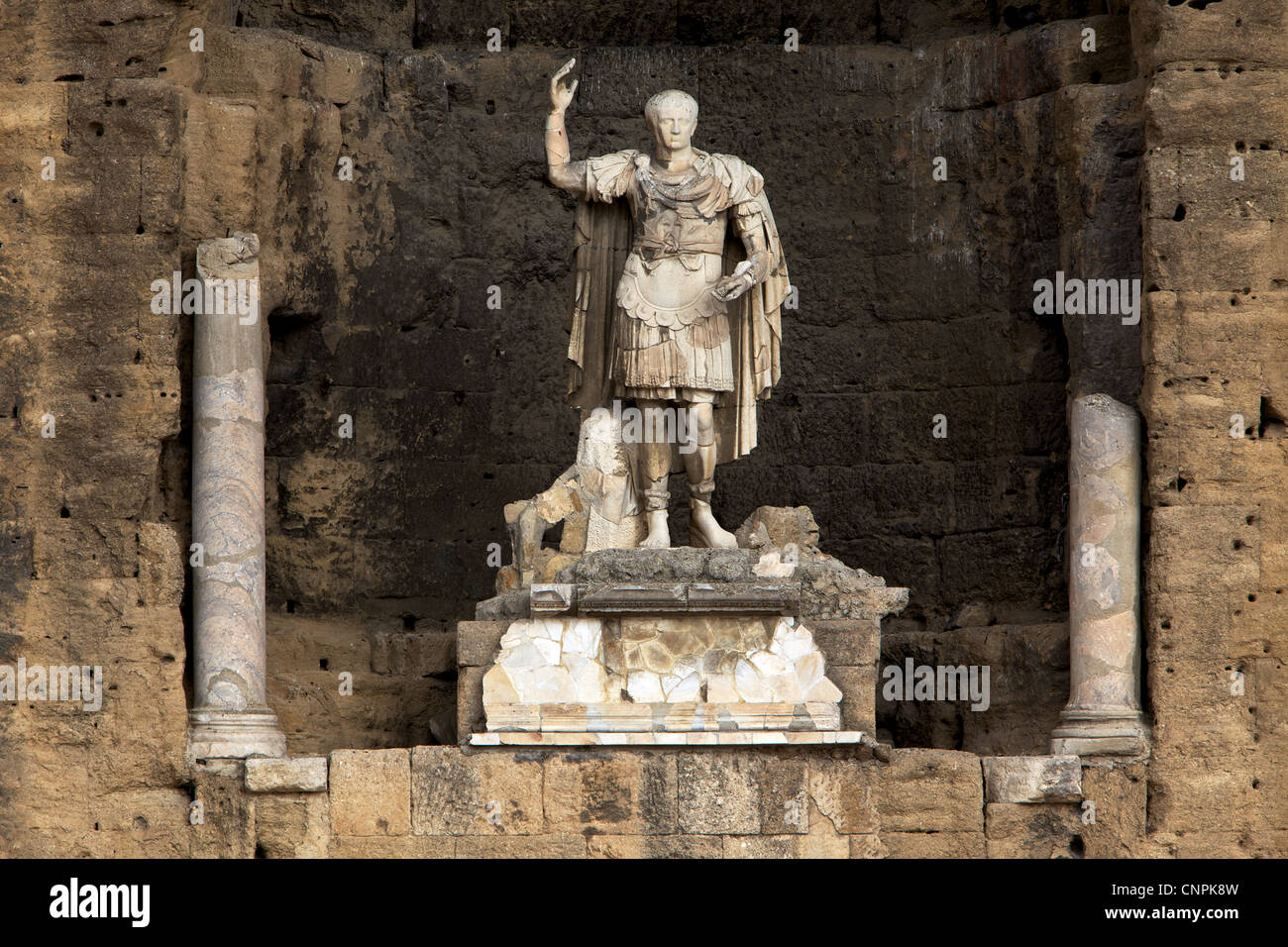 Le Theatre Antique d'Orange statue Stock Photo - Alamy