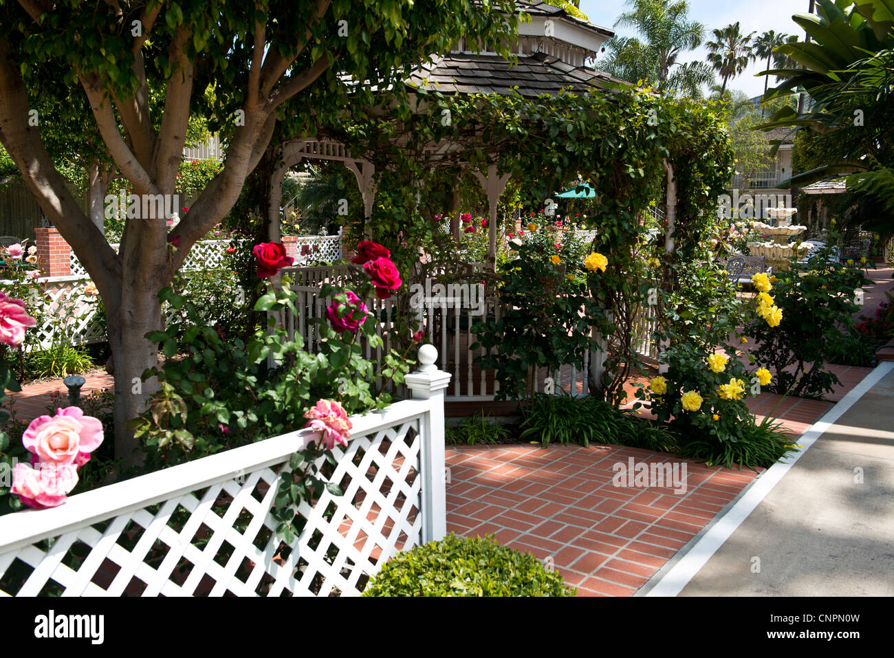 Gazebo and garden hi-res stock photography and images - Alamy
