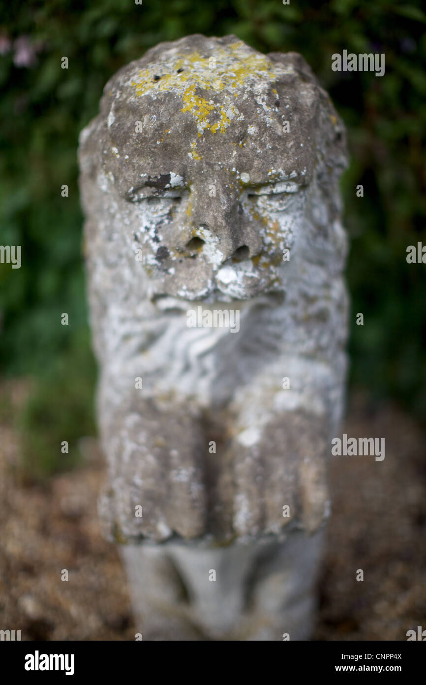 [Hever Castle] stone statue animal Stock Photo - Alamy