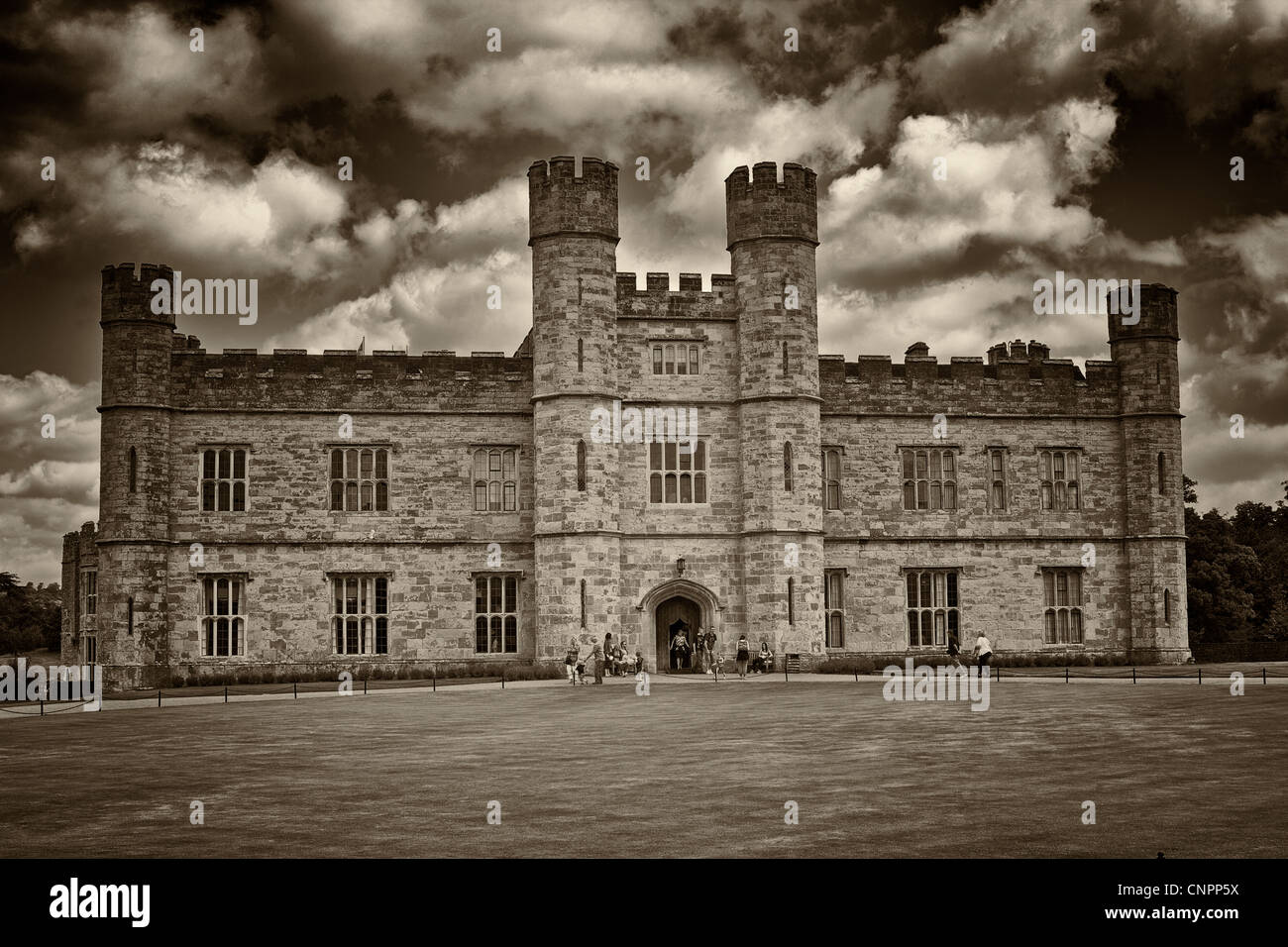 [Leeds Castle] castle grass portcullis Stock Photo - Alamy