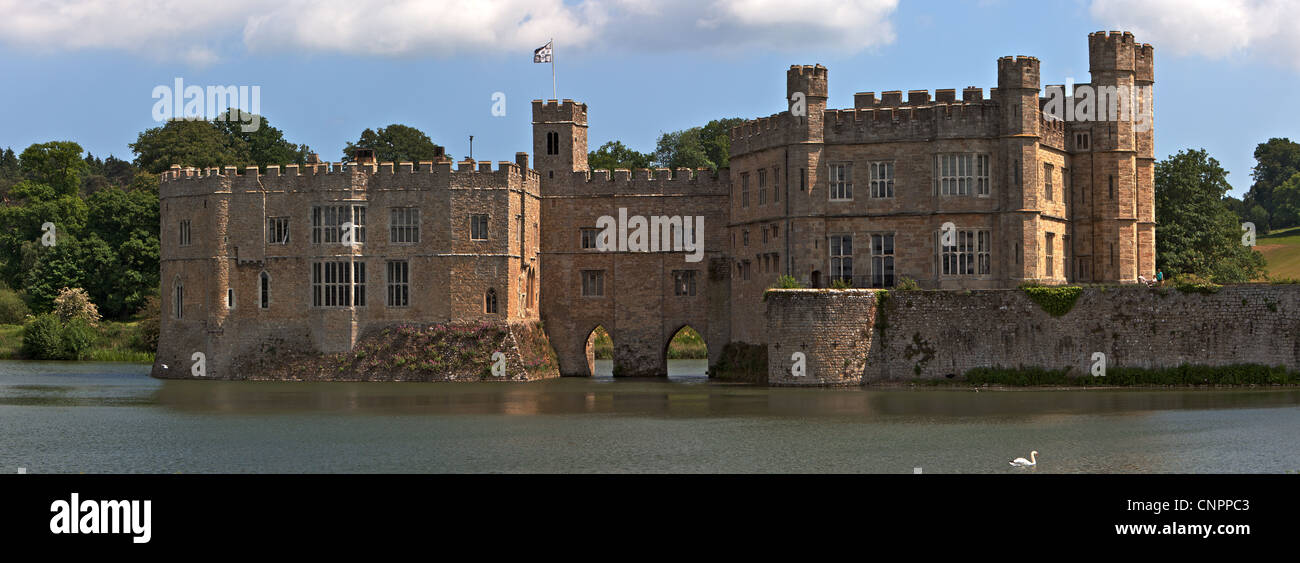 [Leeds Castle] castle [castle wall] [west side] Stock Photo - Alamy